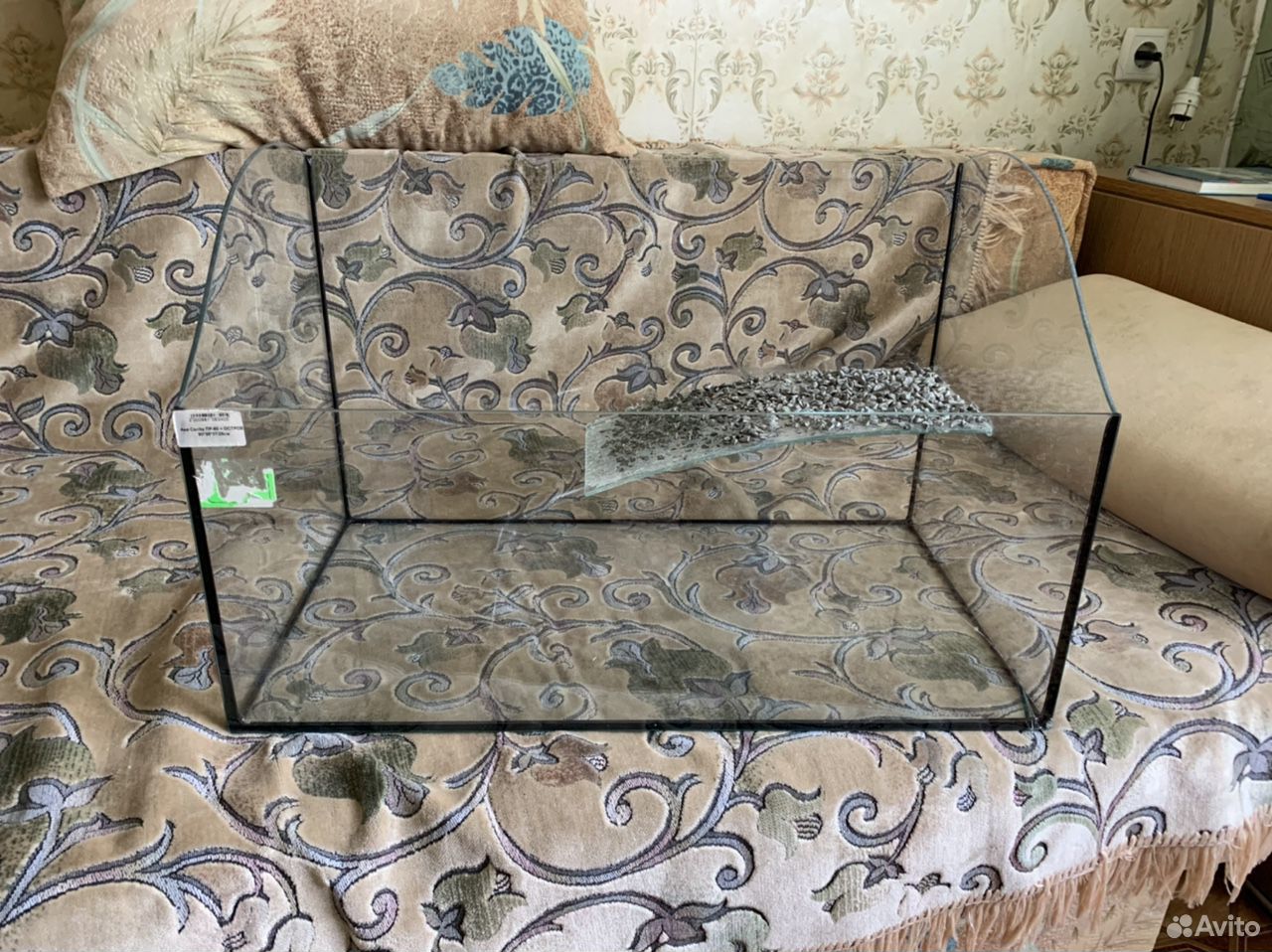 Аквариум с трещинами